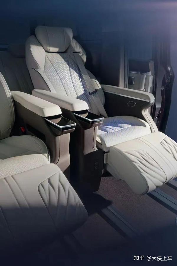 红旗HQ9来了，别克GL8的地位可能要动摇了 - 知乎