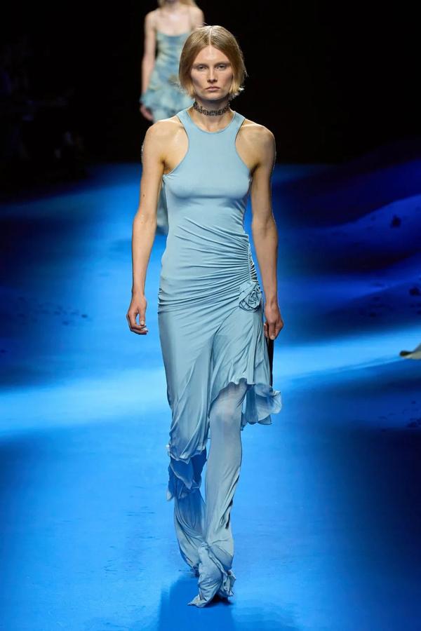 秀场 | Y2K辣妹秒变暗黑系美人鱼 Blumarine 2023 春季成衣系列 - 知乎