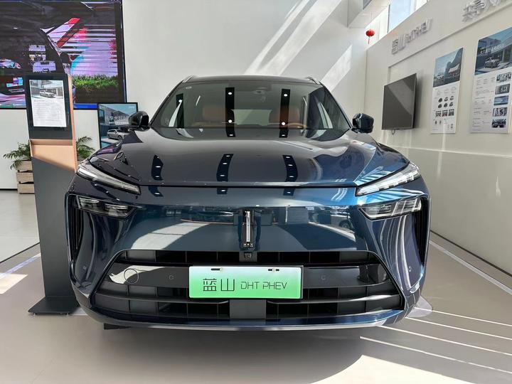 实拍蓝山DHT-PHEV，6座布局，比理想L8大，售价30.88万贵吗？ - 知乎