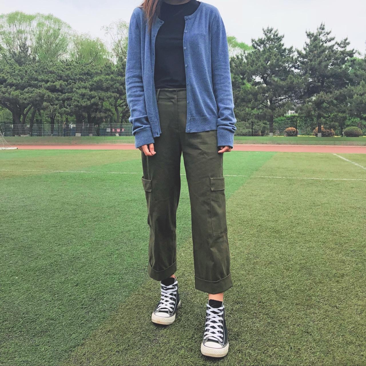 想问问匡威帆布鞋无论高帮还是低帮,还怎么搭配裤子,或者上衣比较好看啊,谢谢? 知乎