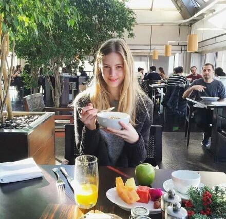 法国嫩模Deborah Deva Reeb年仅16岁，身材高挑容貌姣好 - 知乎