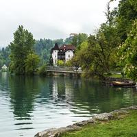 英语词语杂谈 （18）loom large - 知乎