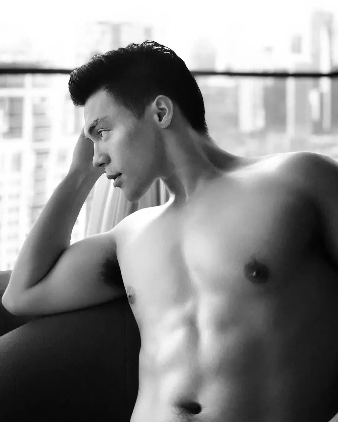Ayu Winston 海边遇见大翘臀肌肉男，性感腹肌浴巾也盖不住的人鱼线！ 知乎