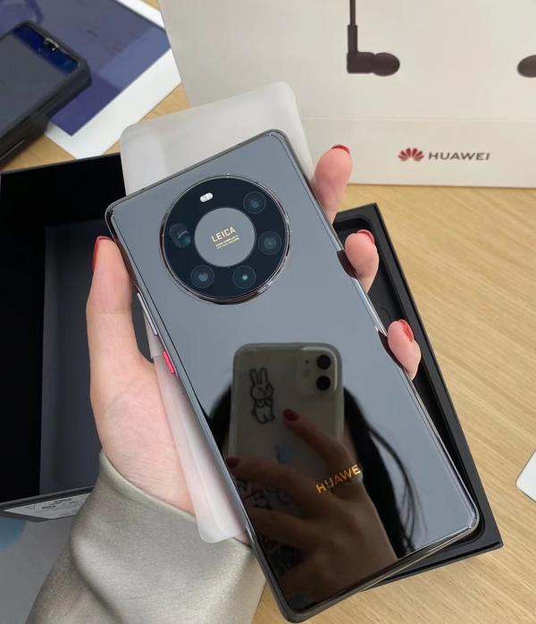 华为mate40Pro+与保时捷版相比较有什么区别，哪个更值得购买？