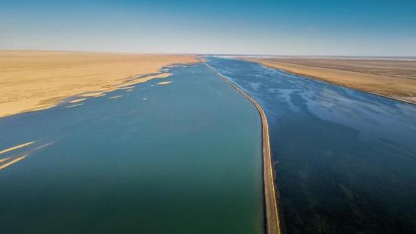 航拍：青海最美“海上公路”，如巨龙盘亘双色海平面 - 知乎