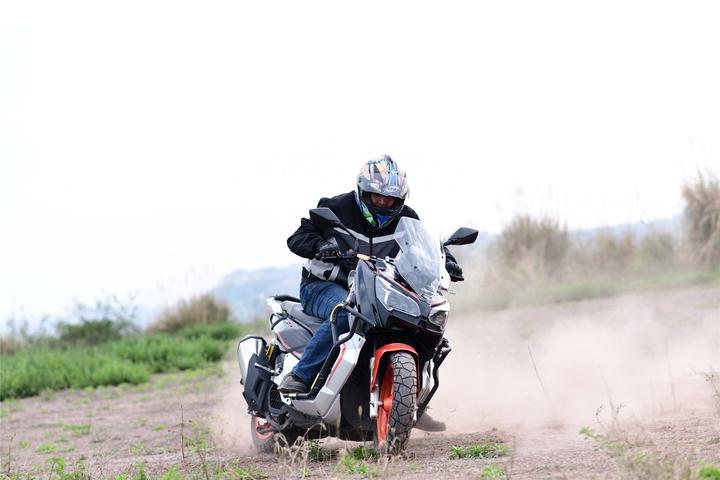 油电混动不是噱头，鸿150ADV：离完美只差一个大油箱 - 知乎