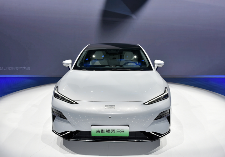 17.58万起，吉利银河E8要当“价格屠夫”，标配45寸夸张大屏 - 知乎