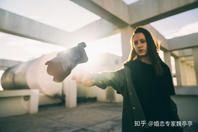 男人开始对你动情的三种表现，遇到了就别错失良机 知乎