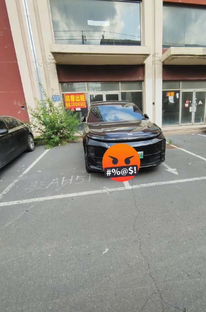 理想车主乱停车合集，越看越绷不住 - 知乎