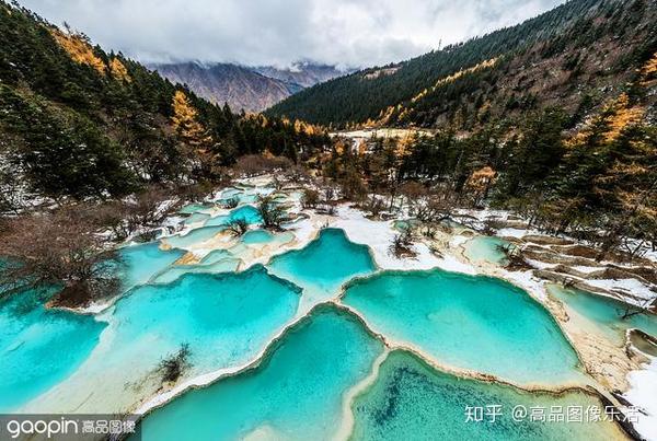 黄龙五彩池，享有“世界奇观”的美誉，被誉为人间瑶池 - 知乎