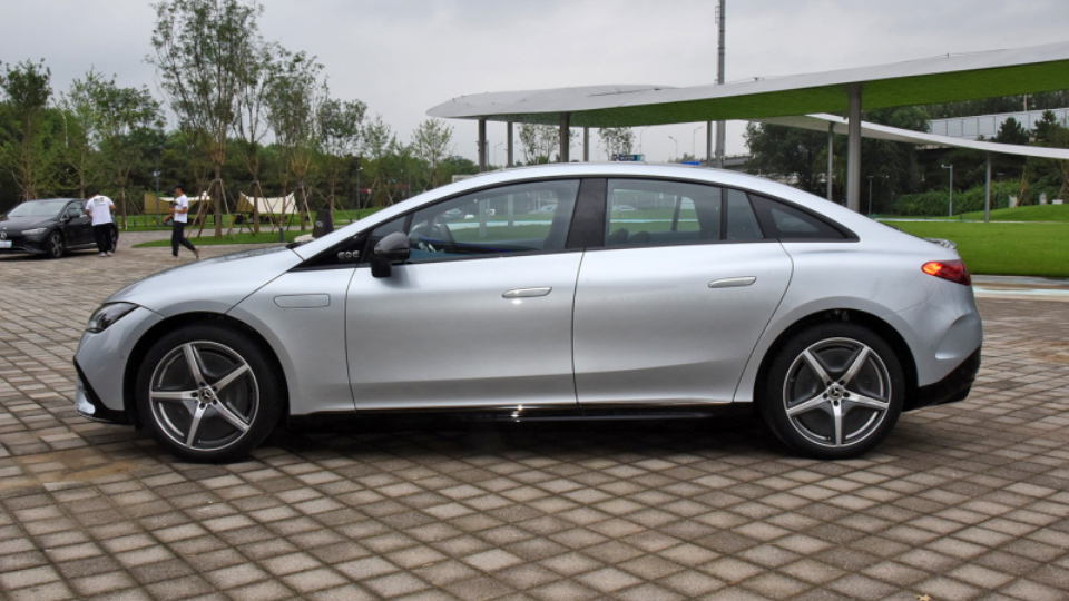 奔驰EQE：出四驱版也跑不过ET7，但为豪华这50多万花得值？ - 知乎