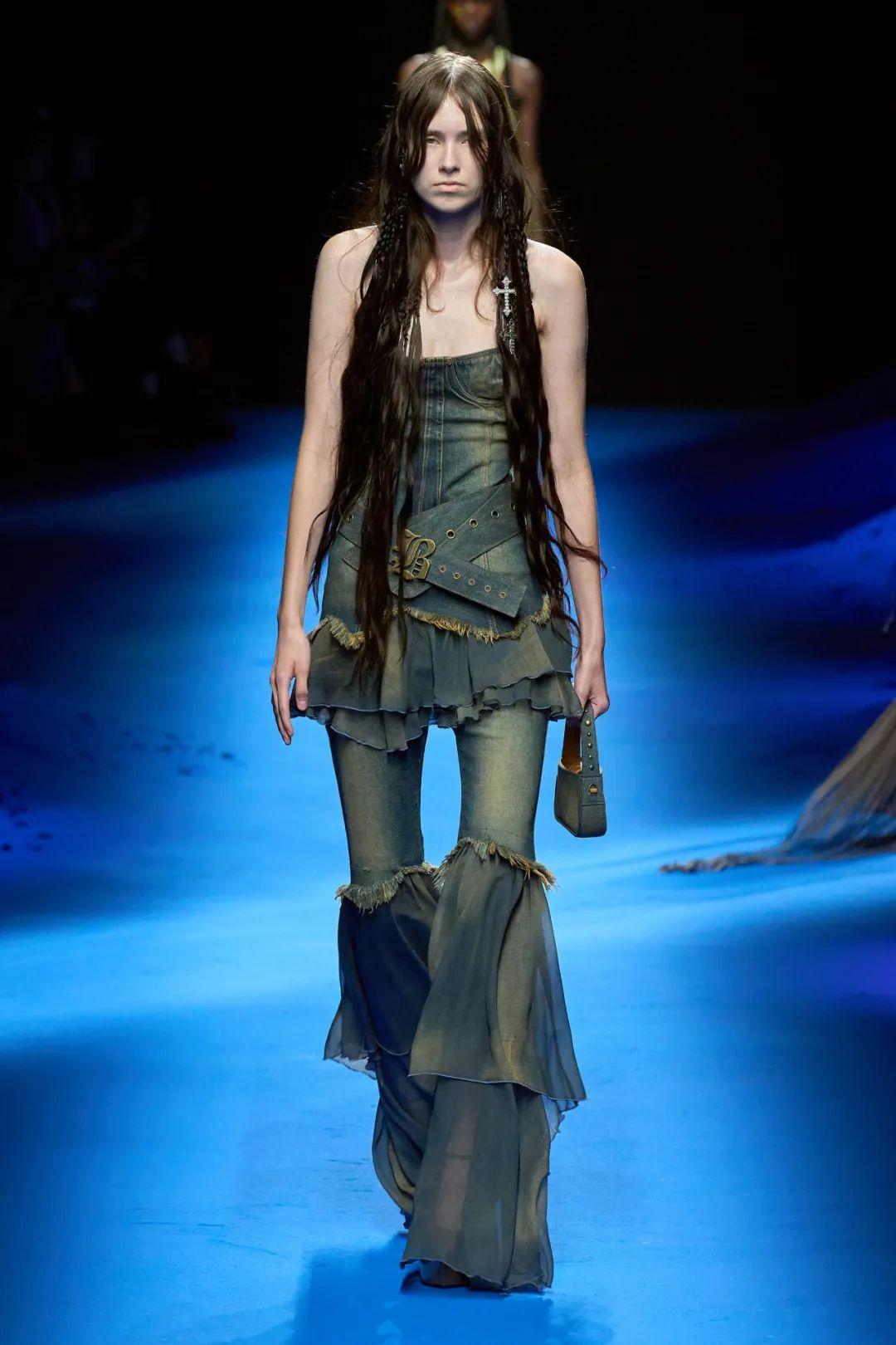 秀场 | Y2K辣妹秒变暗黑系美人鱼 Blumarine 2023 春季成衣系列 - 知乎