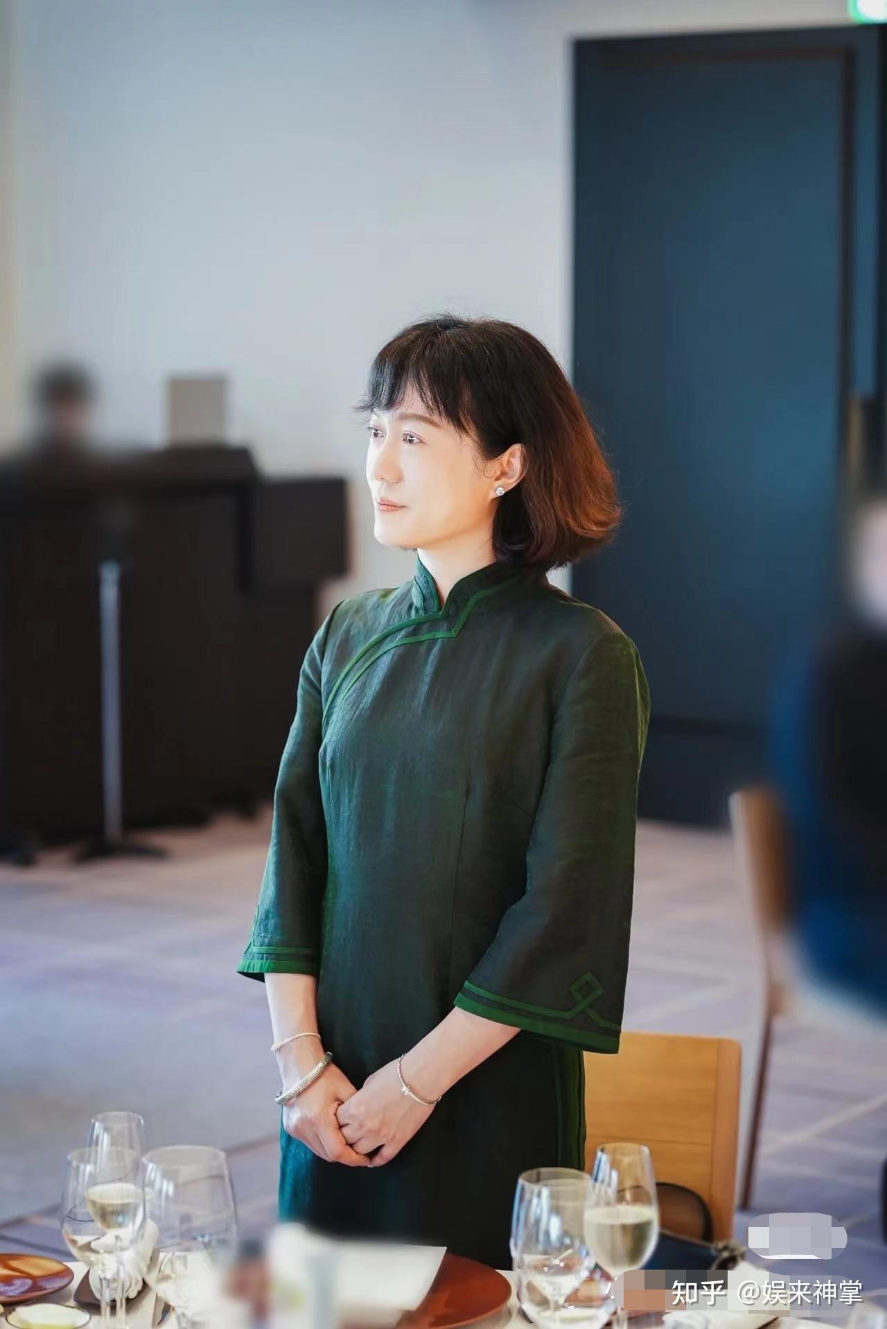 47岁翁帆已融入上流社会！扔下杨振宁日本聚餐，穿绿色旗袍笑开花 - 知乎