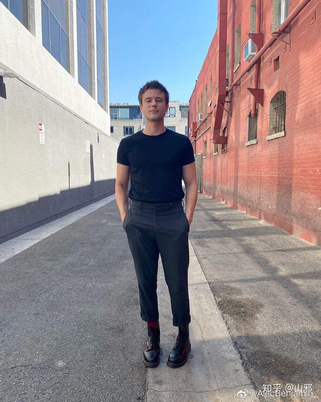 如何评价歌手Alec Benjamin？ - 知乎