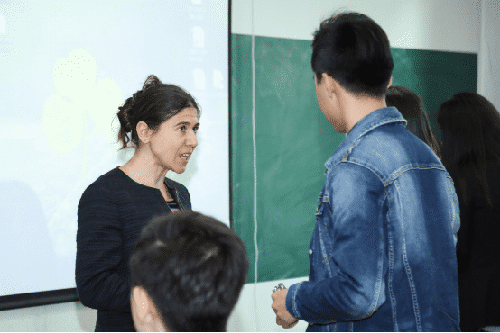 英国东英吉利大学Dr. Emiliya来中财亲授Economics课了！ - 知乎
