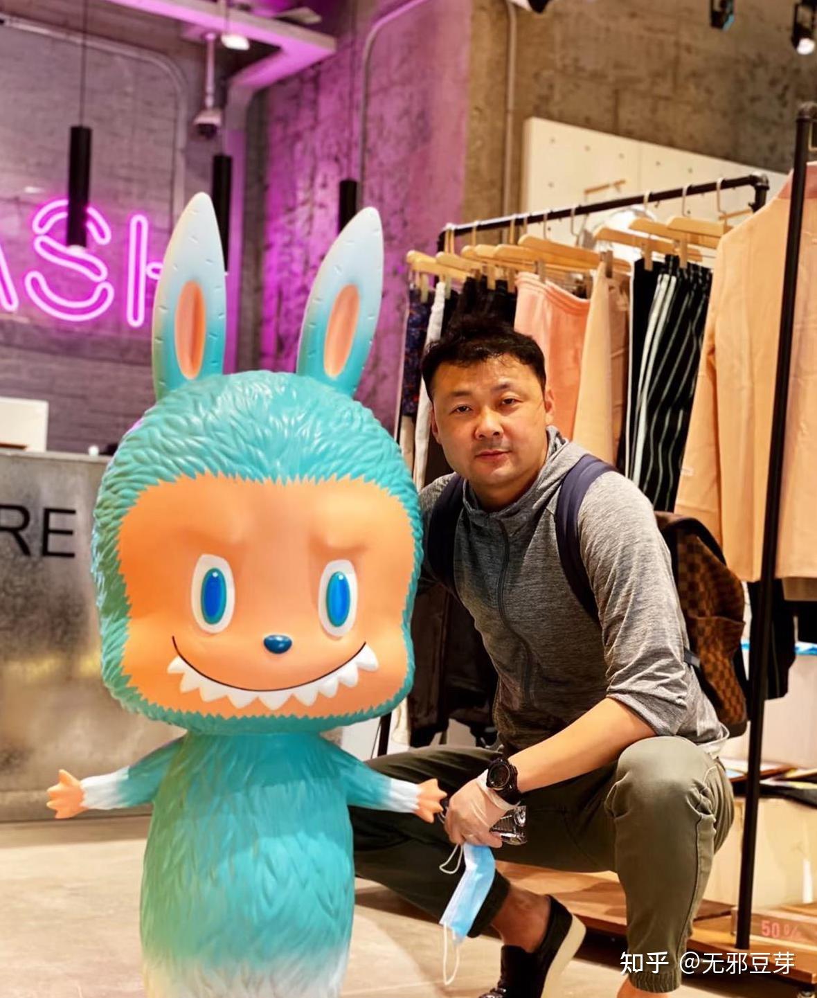 两个“塑料娃娃”拍出190万天价，Labubu捧出河南新首富 - 知乎