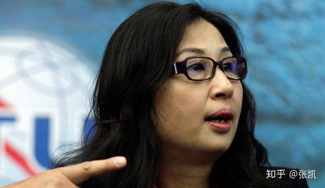 站在任正非前面的女人：“官”比任正非大，华为的成功离不开她！ - 知乎