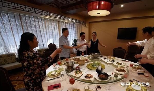 给领导敬酒千万别用 祭祀手”，内行人：这是酒桌大忌，建议搞懂 知乎