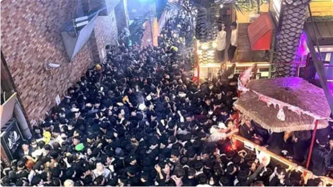 韩国踩踏惨案失联人数超4000 人群像坟堆 堆叠5到6层 女孩因为个子高幸运生还 如何在踩踏中自保 知乎