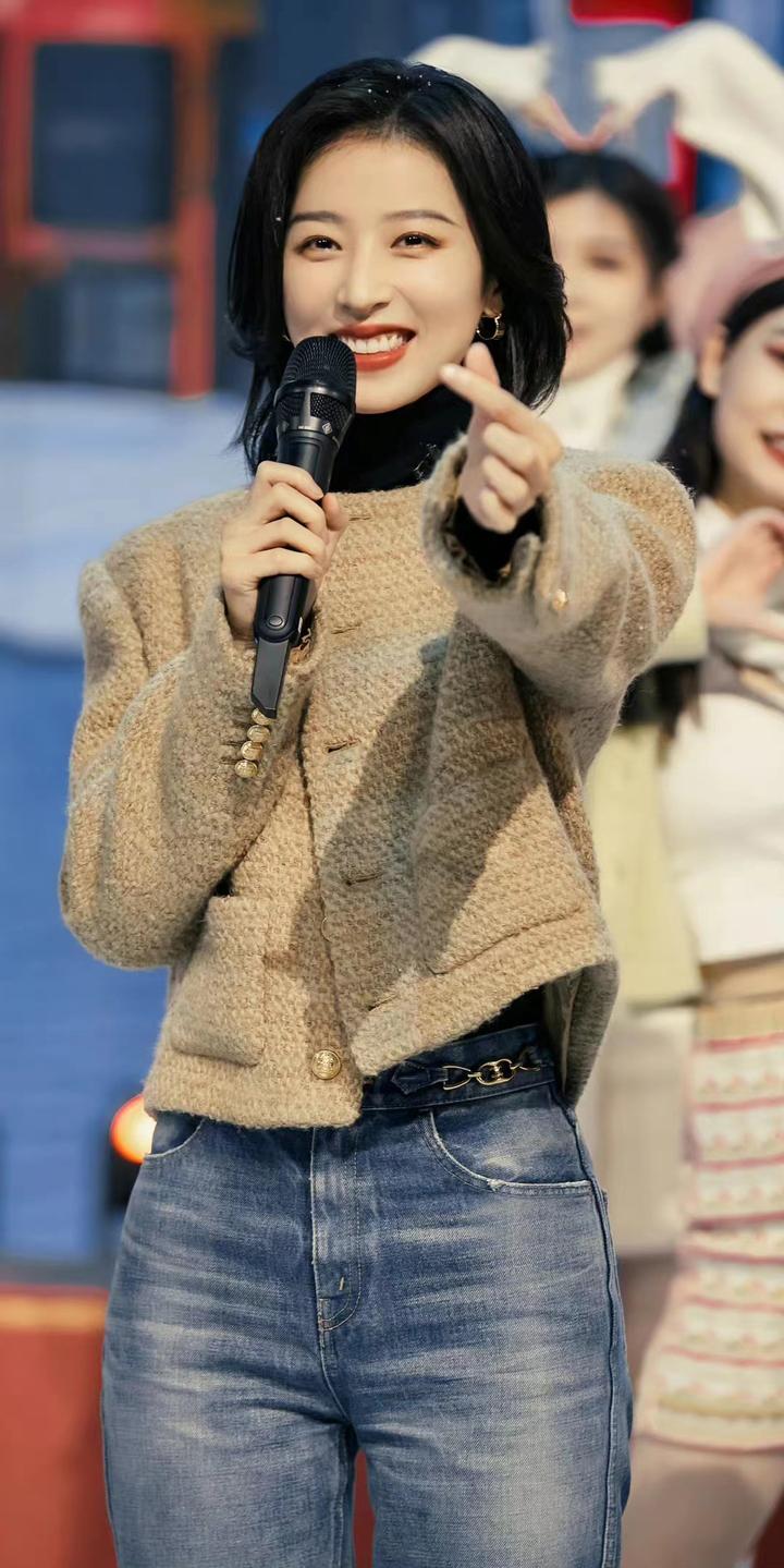 周雨彤《你好星期六》随拍，穿小香风外套配牛仔裤，氛围感拉满 - 知乎