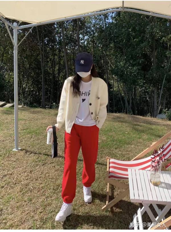 红色裤子搭配什么上衣颜色好看 - 知乎