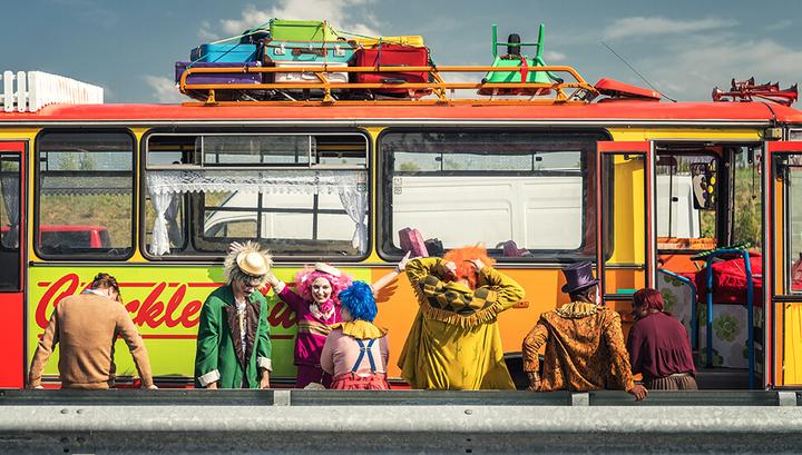 「奥迪广告分享」导演Ringan Ledwidge独创小丑驾驶的诙谐国度 - 知乎