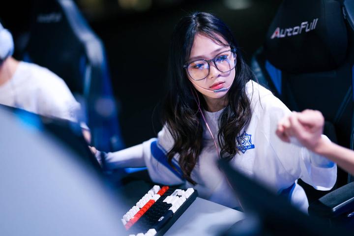 专访CFPL现役唯一女选手eStar.草莓：用实力消除偏见 - 知乎