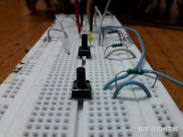 50岁的经典芯片：555定时器 - 知乎