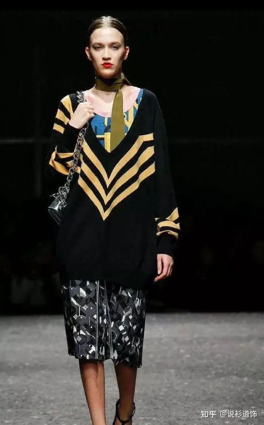 v 领的衣服怎么穿才时髦？ - 知乎