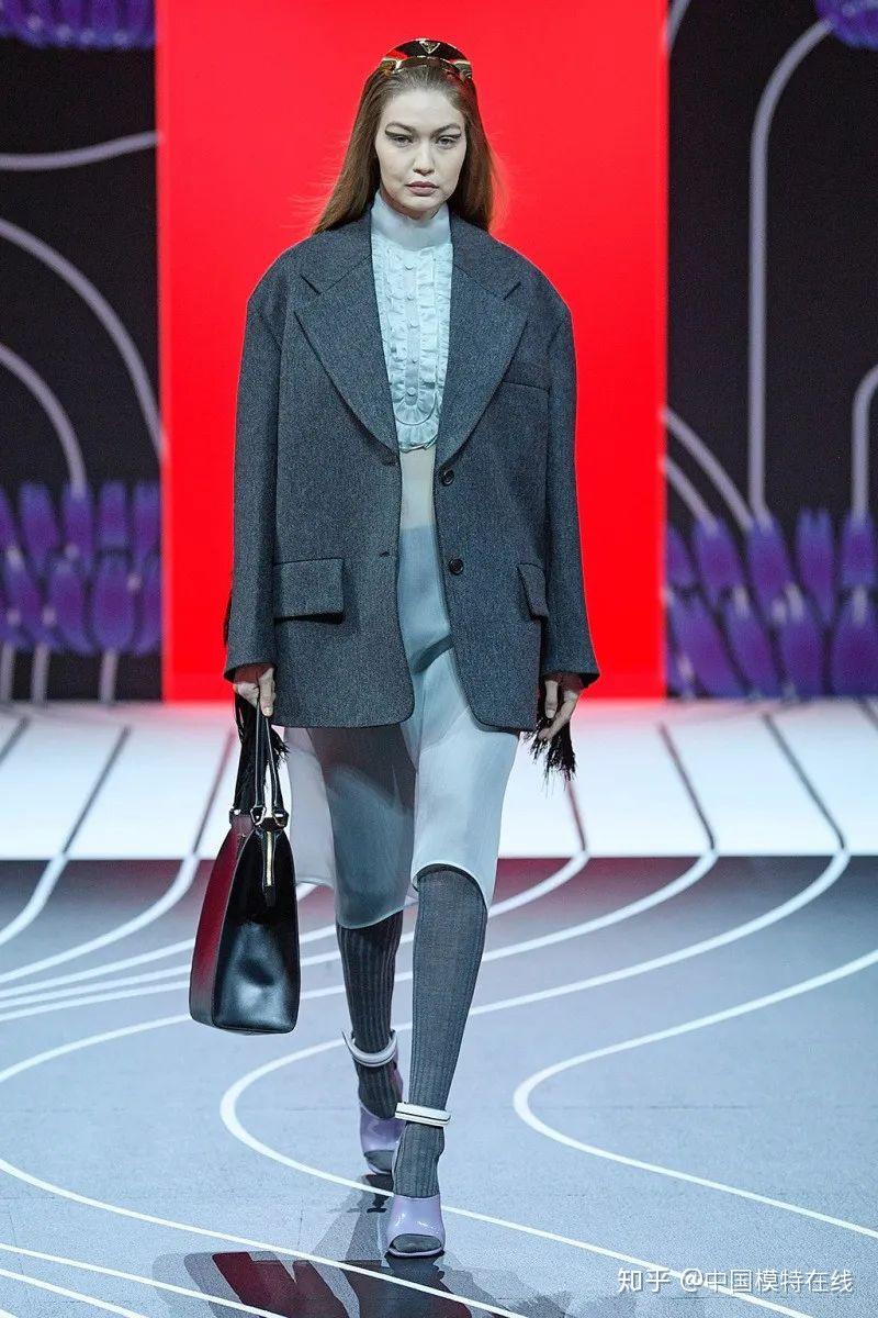 超模Gigi的脸“垮”上热搜 25岁反倒像52 她是怎么了？ - 知乎