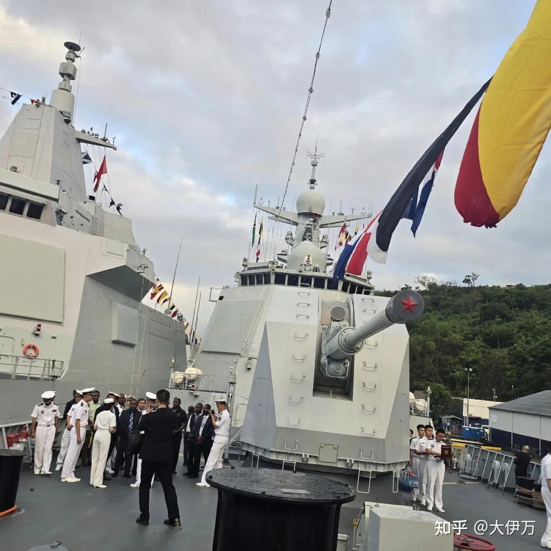 瓦努阿图领导人笑开了花！受邀登舰参观中国海军052D型驱逐舰：内部舱室一览无余！ - 知乎