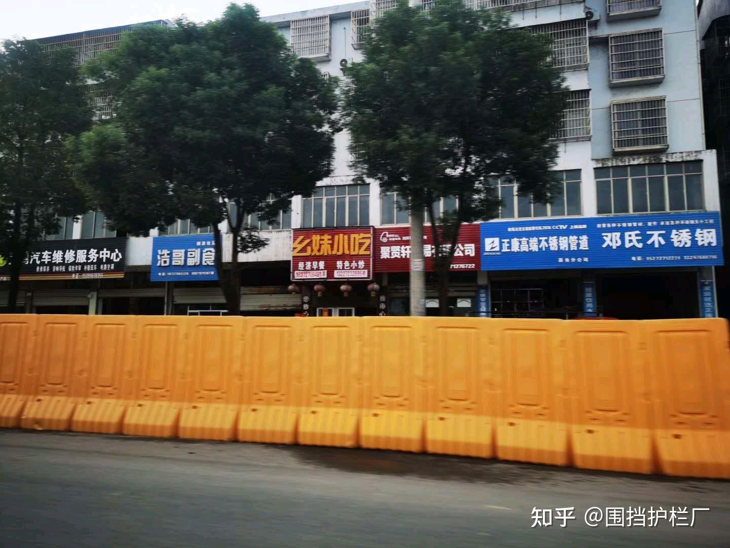 塑料水马围挡厂 注水水马围挡 三孔水马 防撞桶 PVC围挡 铁皮瓦围挡护栏厂 草坪草皮围挡围墙 - 知乎