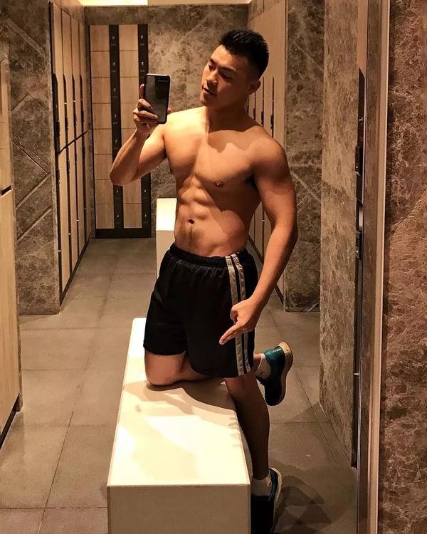 Ayu Winston 海边遇见大翘臀肌肉男，性感腹肌浴巾也盖不住的人鱼线！ 知乎