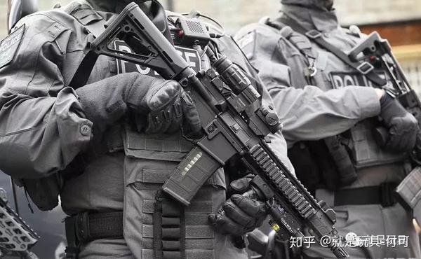 警队都采购？香港警察反恐特勤队CTRU十周年人偶来了！ - 知乎