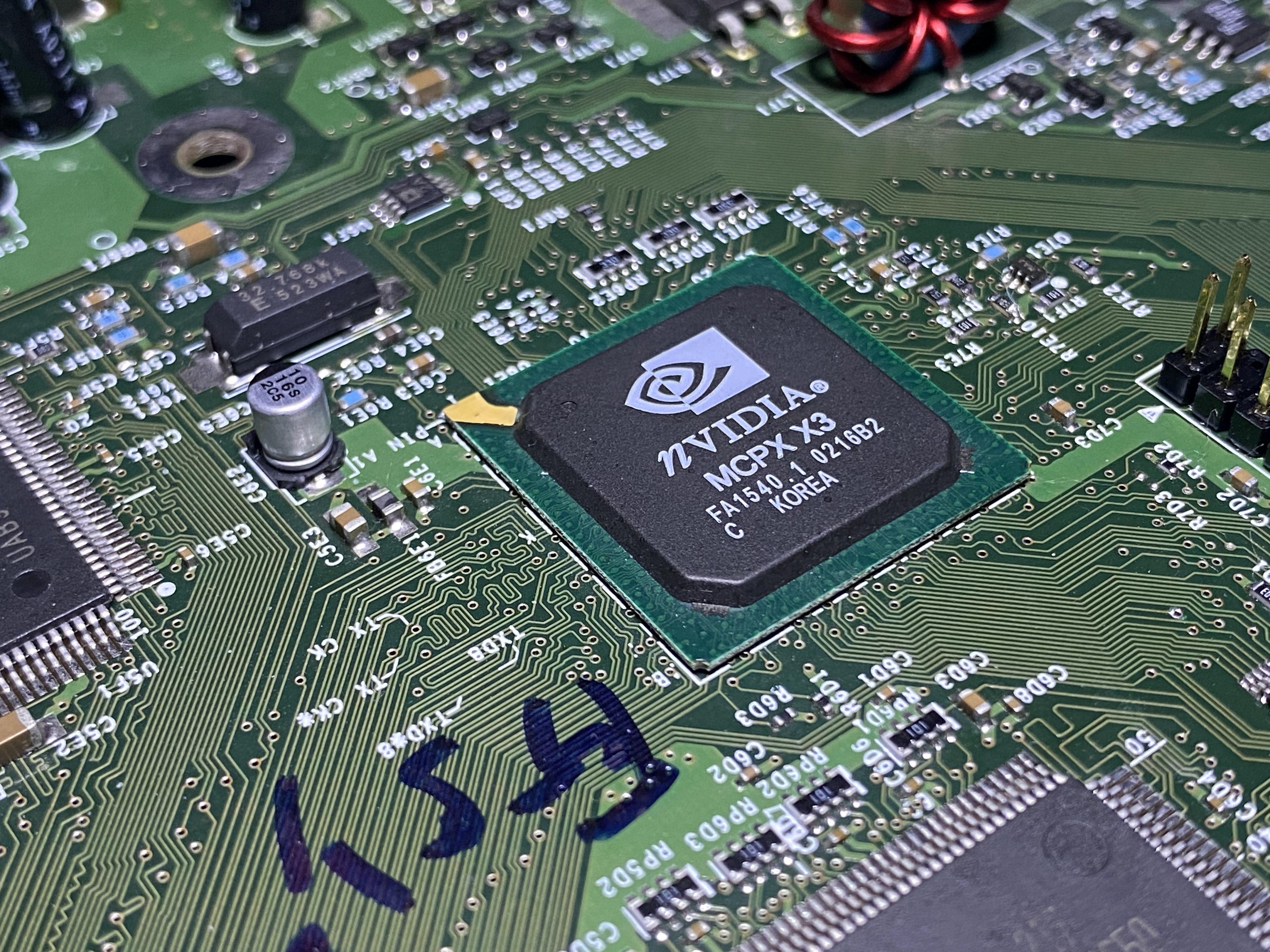 硬核！大佬通过Intel CPU的JTAG接口，DUMP微软原始Xbox的加密BootROM。 - 知乎