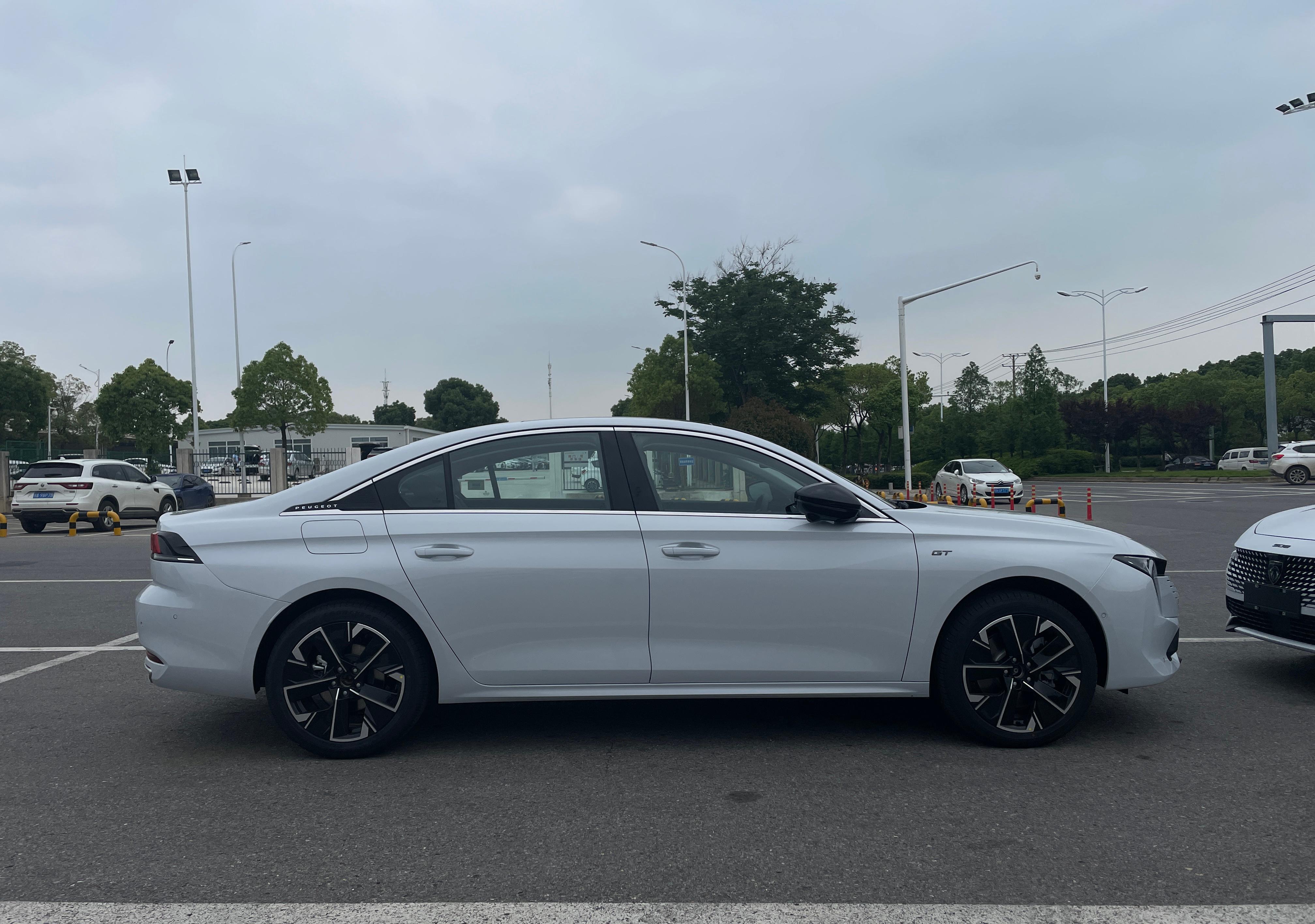 全新灯组更具气势 中期改款标致508L实车图曝光 - 知乎