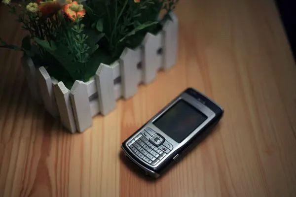 翻出昔日“机皇”诺基亚N70，完美的手感令人爱不释手！ - 知乎