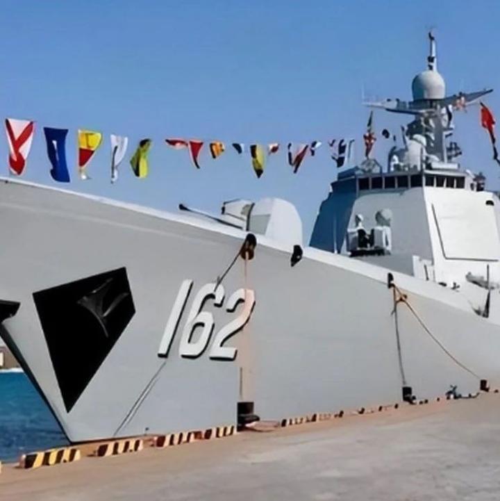 外媒首次发现：解放军052D驻扎南海岛礁，三级兵力联合出手？ - 知乎