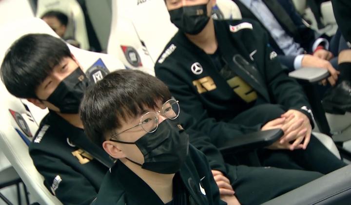 RNG队内真实一幕！小虎摆烂送人头，小明直接开骂，开启加密通话 - 知乎