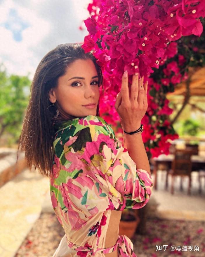 德艺双馨女演员Little Caprice凭借出色演技与美貌排名第三 - 知乎