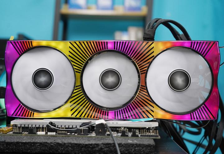 耕升RTX 3090 Ti评测：整面RGB灯光的显卡，你见过吗？ - 知乎
