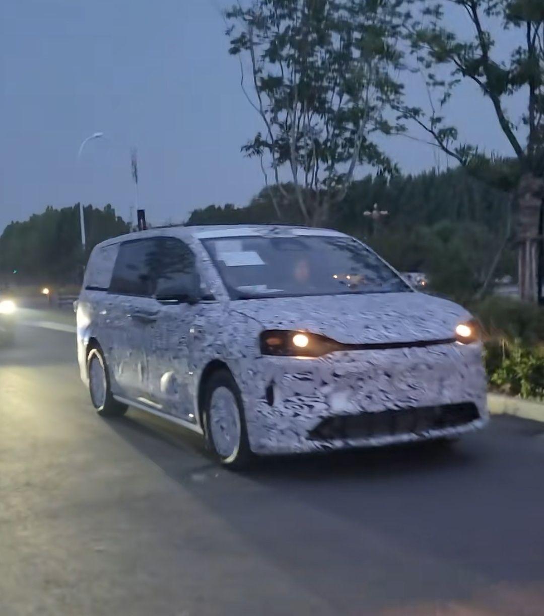 智界MPV最新路试谍照曝光，预计2026年一季度上市 - 知乎