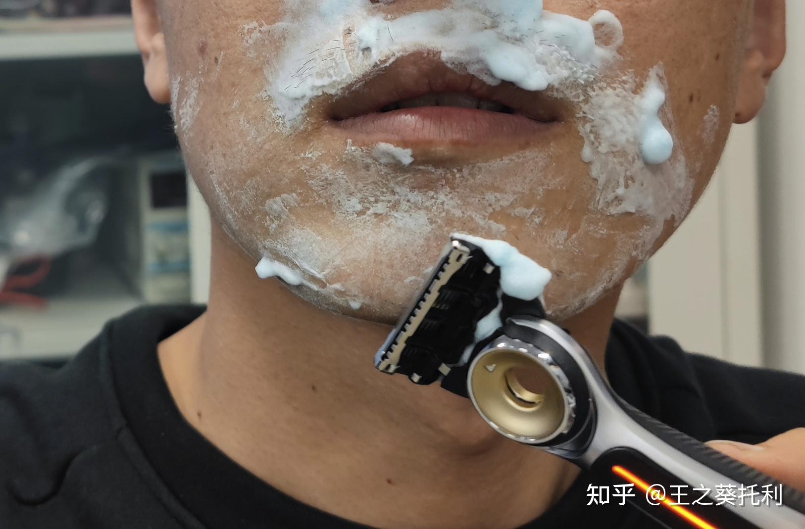 吉列热感手动剃须刀上手体验及测评：年轻人第一次用手动剃须刀是一种什么体验！