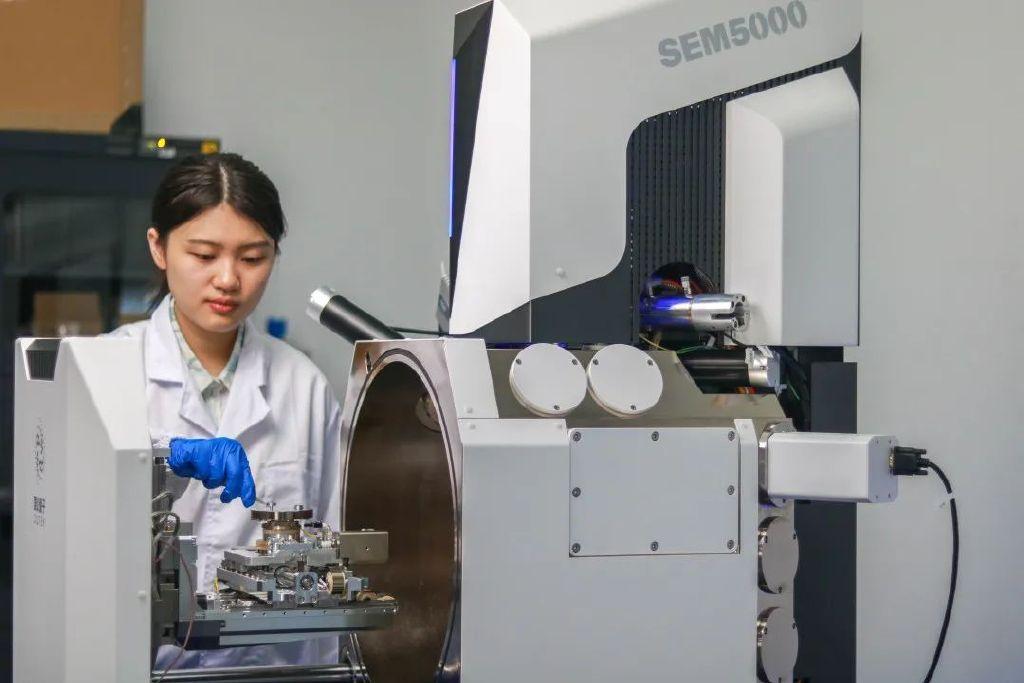 场发射扫描电镜SEM5000在纳米氧化铝中的应用 - 知乎