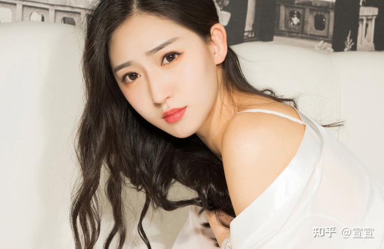 女孩子哪些行为是在暗示她喜欢你？ 知乎