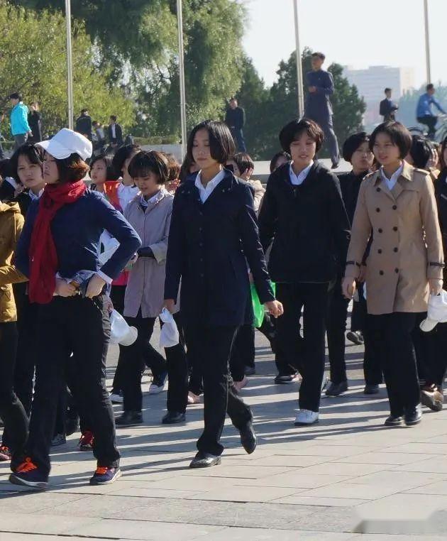 朝鲜女性穿衣打扮主要靠学习同事或朋友,街头款式雷同 知乎