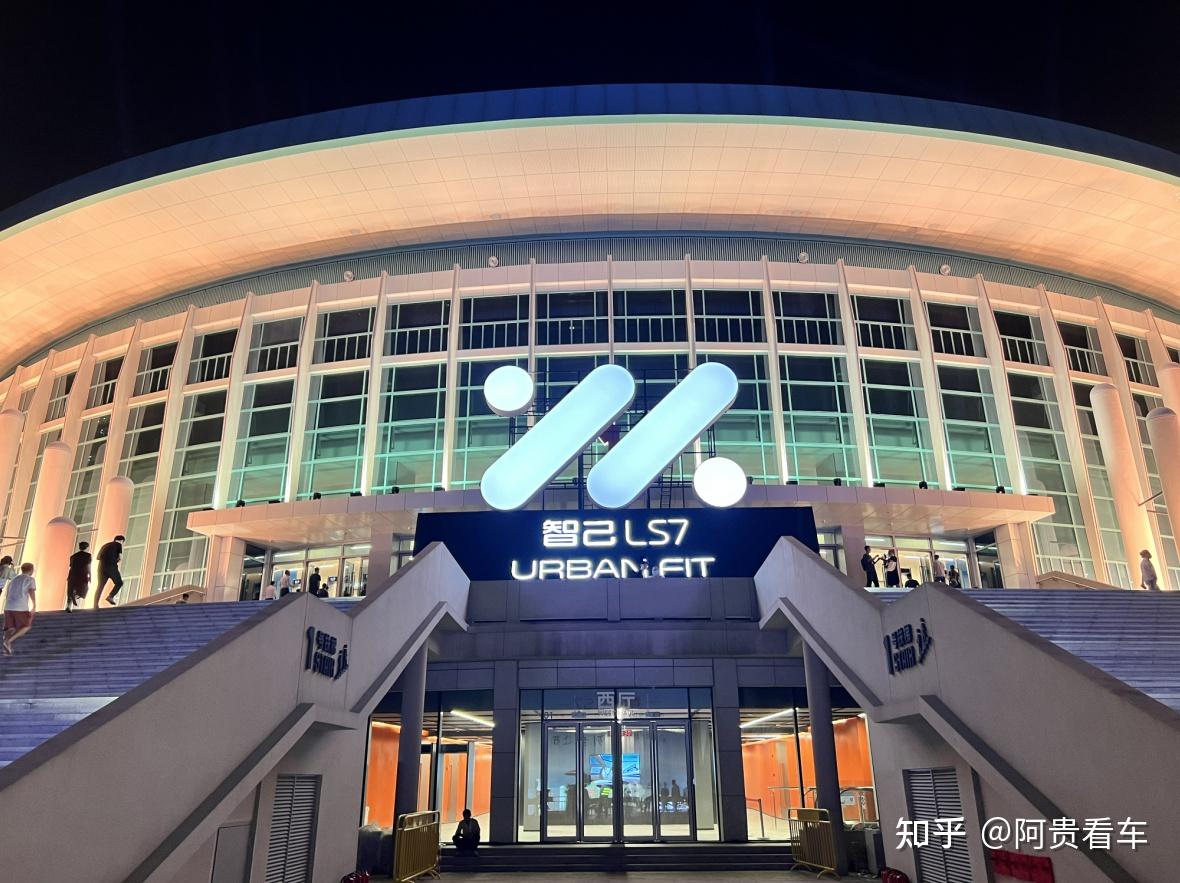 更适合城市的智能SUV，搭全程Ai舱的智己LS7上市，28.98万起 - 知乎