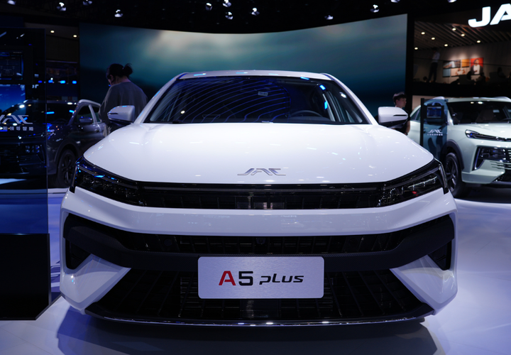 不到10万元的预算，全新江淮A5 PLUS和长安逸动，谁更值得入手？ - 知乎