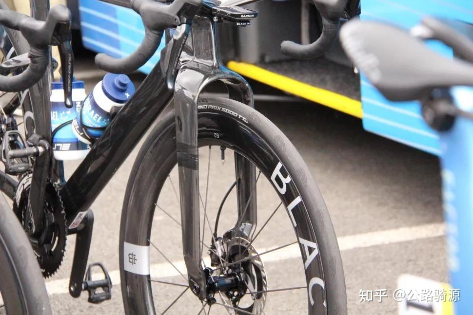 多菲内自行车赛惊现未发布的 Factor 气动战车：神秘的场地车灵感设计，配备巨型前叉腿、后叉与 V 型把组 - 知乎