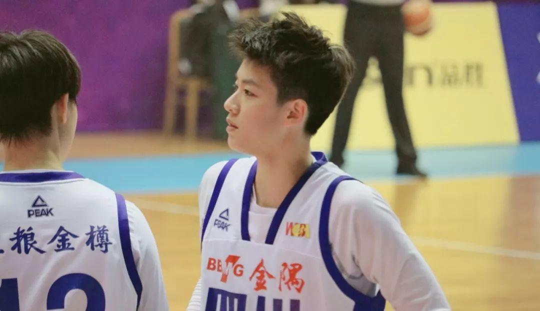 直不起来了！这个WCBA球员比某坤更帅气迷妹一箩筐！ - 知乎